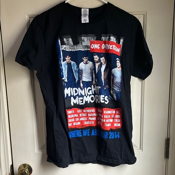 Gildan | Shirts | One Direction Black Graphic Tshirt | Poshmark